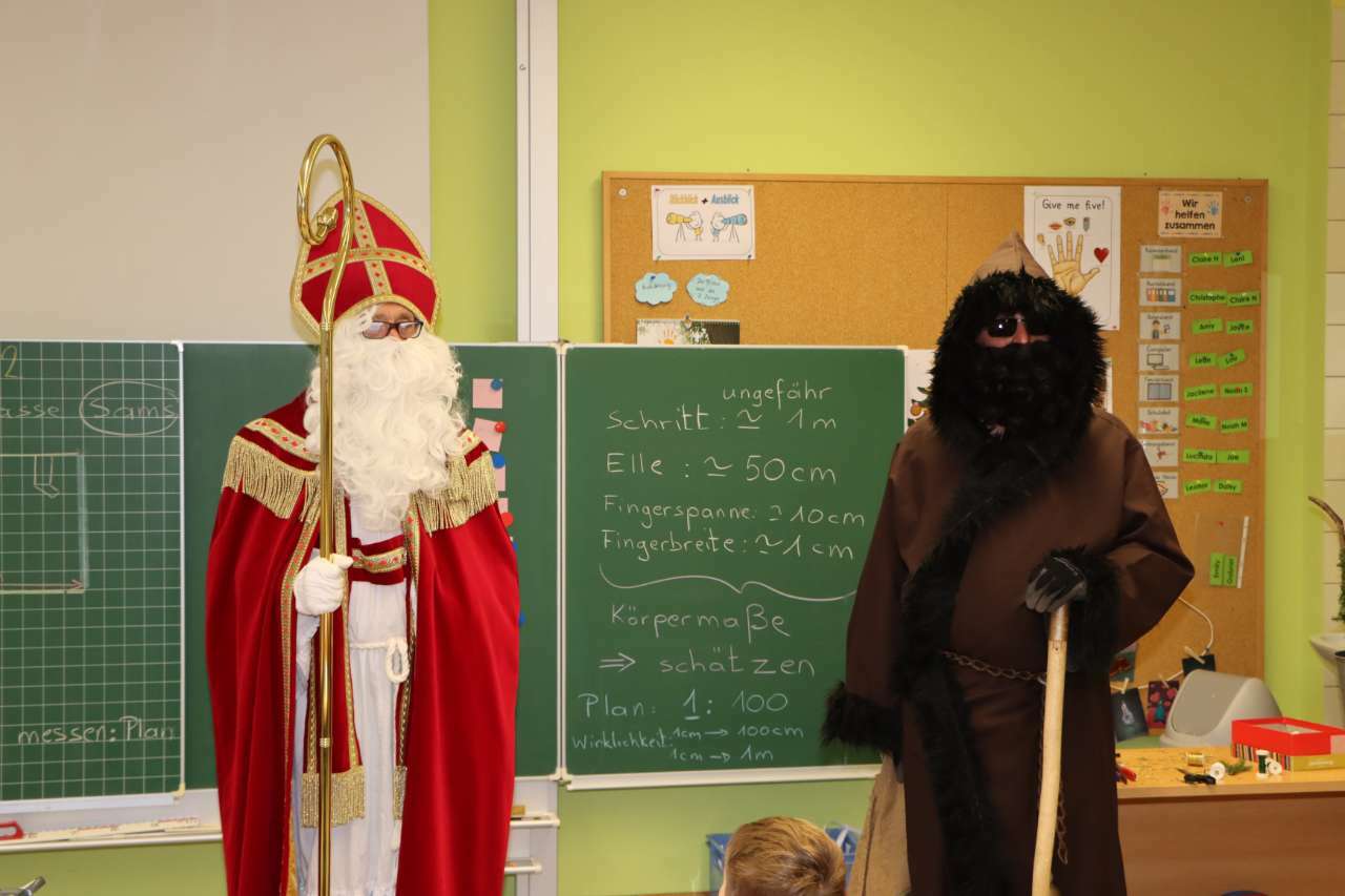 Dën 2. Dezember ass ët sowäit, de Kleeschen kënnt an d'Schoul um Kiemel